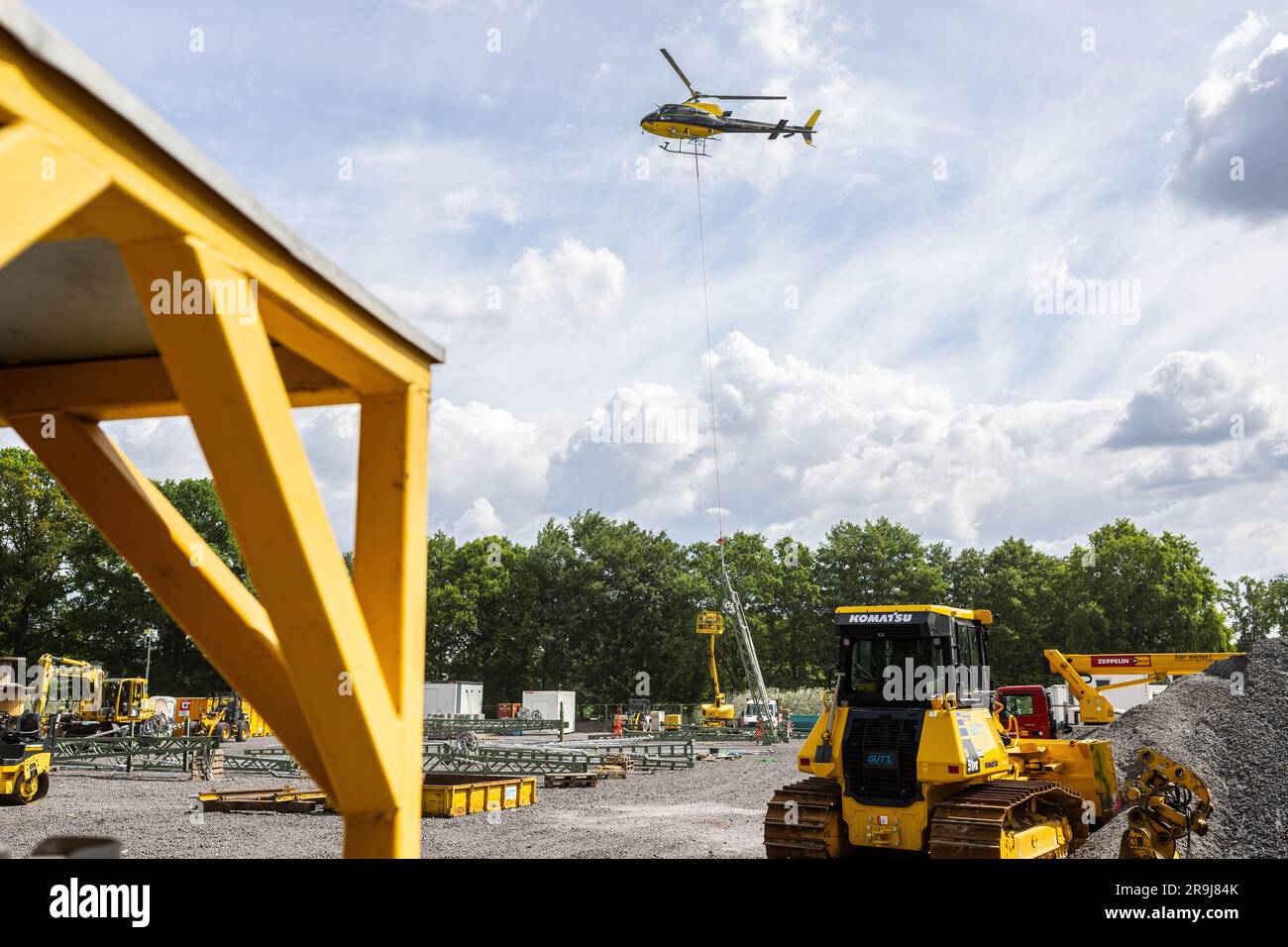 Catenary masts hi-res stock photography and images - Alamy