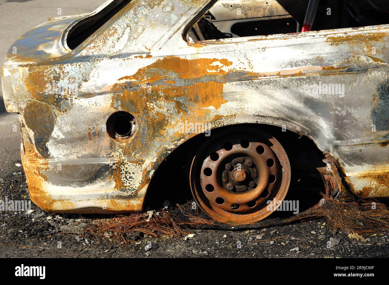 Rear end of a burnt out car Stock Photo - Alamy