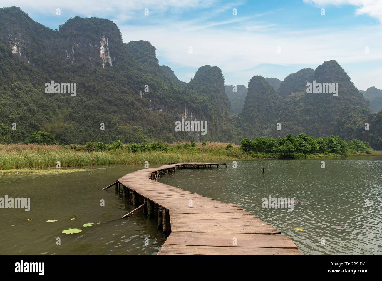Curved pier hi-res stock photography and images - Alamy
