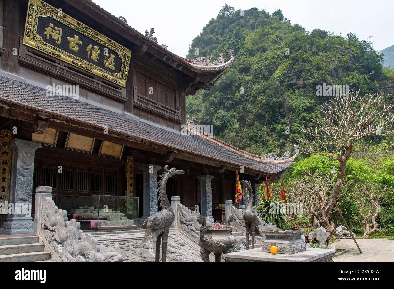 Vietnam temple travel angle hi-res stock photography and images - Alamy