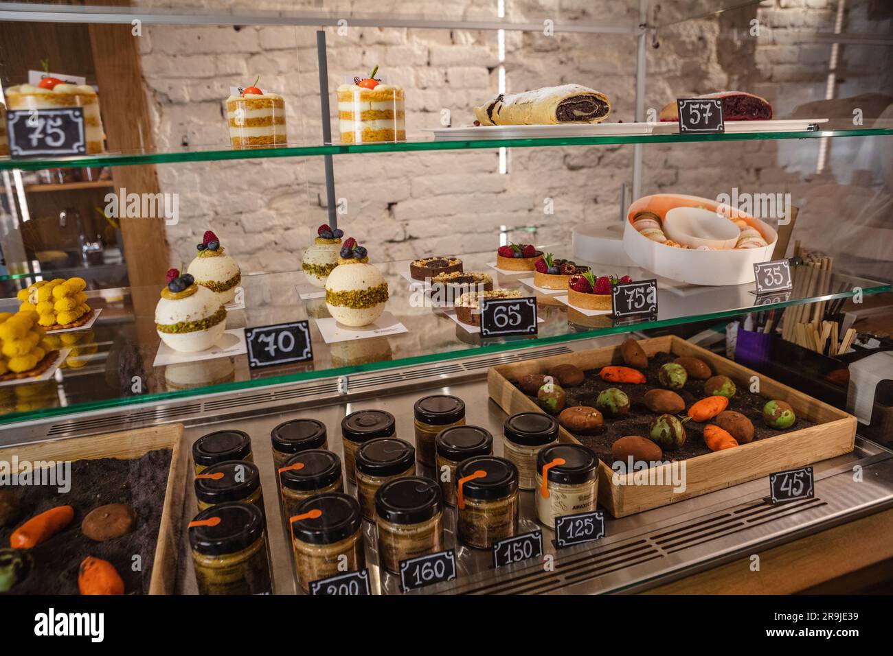 Counter display case baked hi-res stock photography and images - Alamy