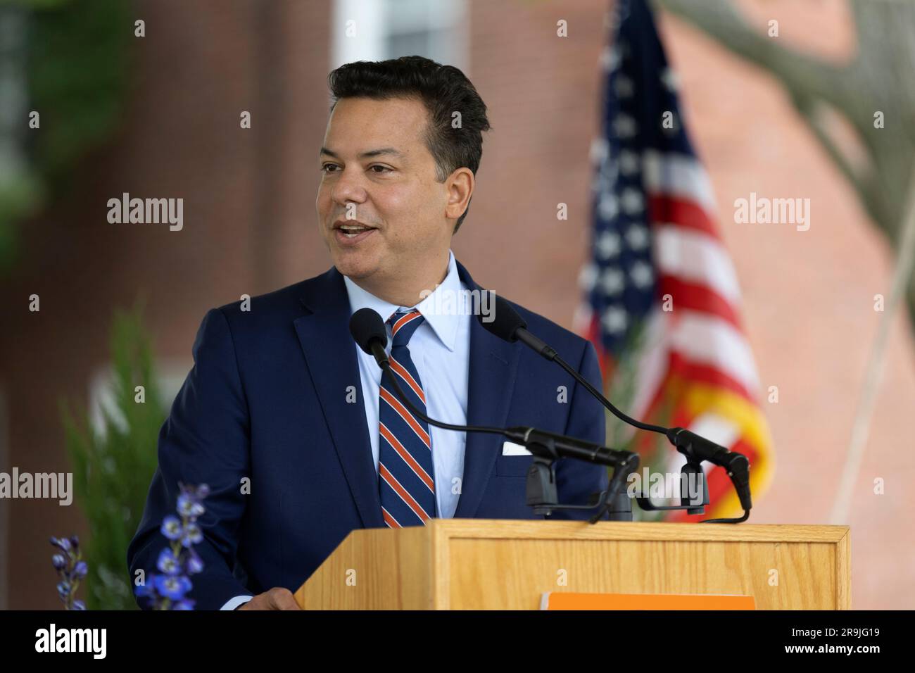 High school graduation speaker hi-res stock photography and images - Alamy