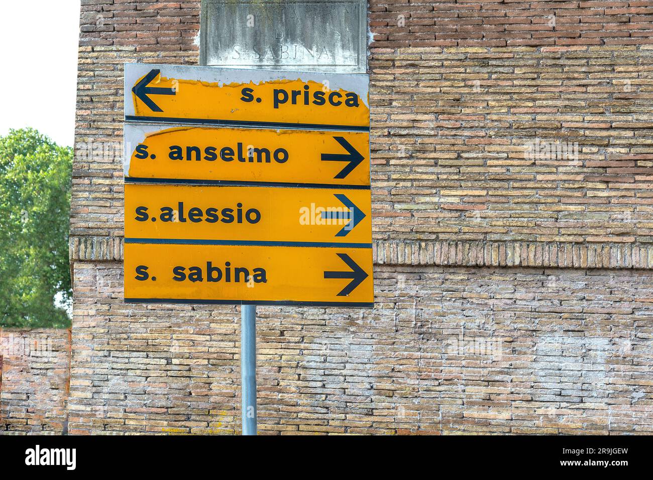 Tourist signs in ancient historic part of Rome, Italy Stock Photo - Alamy