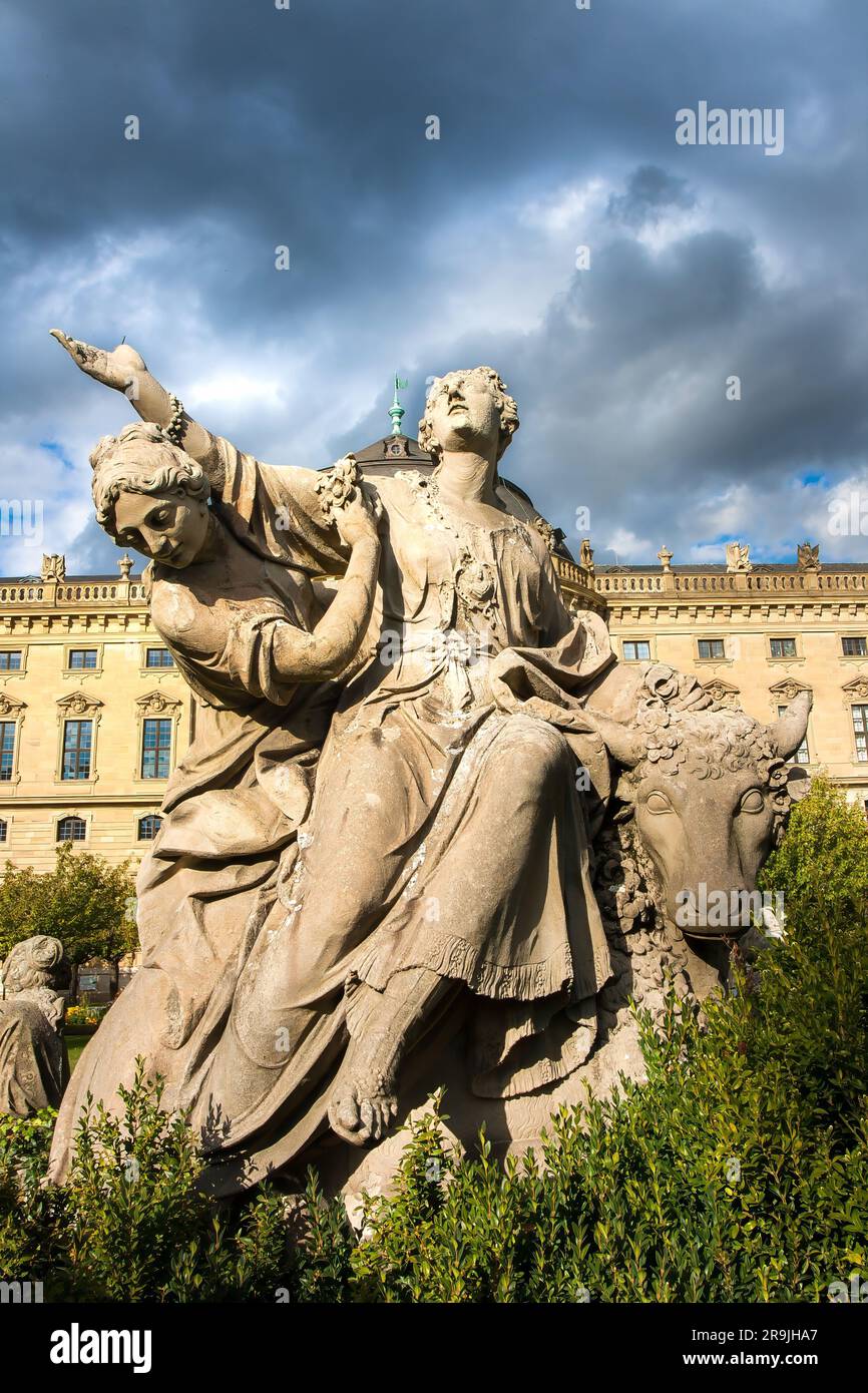 Wurzburg, Bavaria, Germany - 07 AUG 2022 : Statues At Wurzburg ...