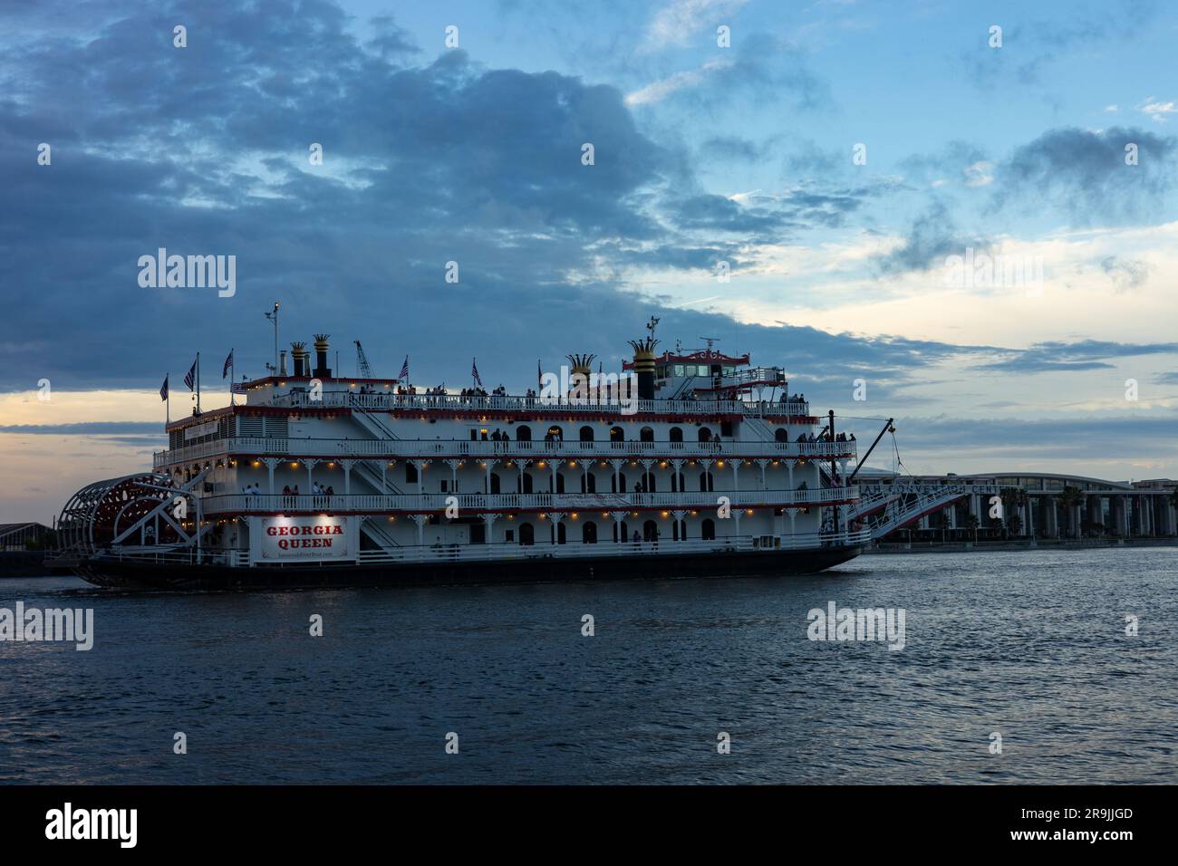 Savannah riverfront and riverboat hi-res stock photography and images ...