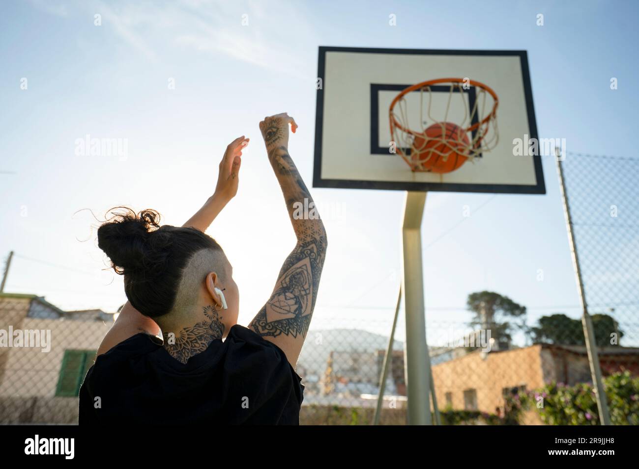 Back view female basketball hi-res stock photography and images - Alamy