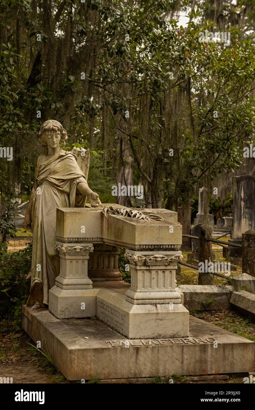 tomb in the Bonaventure Cemetery in Savannah Stock Photo - Alamy