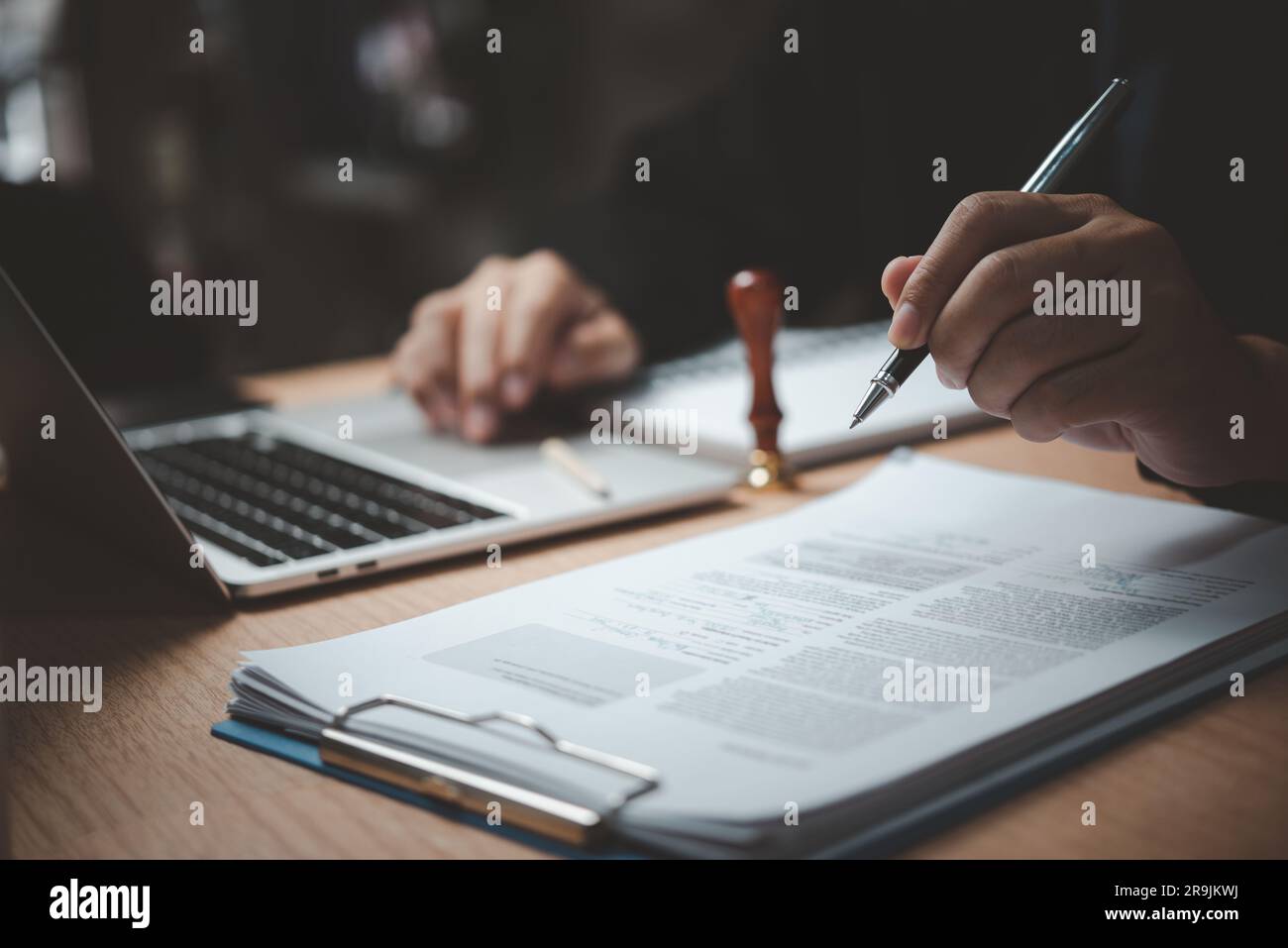 Signing paperwork hi-res stock photography and images - Alamy