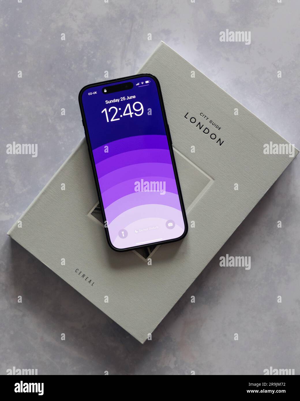 Apple iphone 14 white hi-res stock photography and images - Alamy