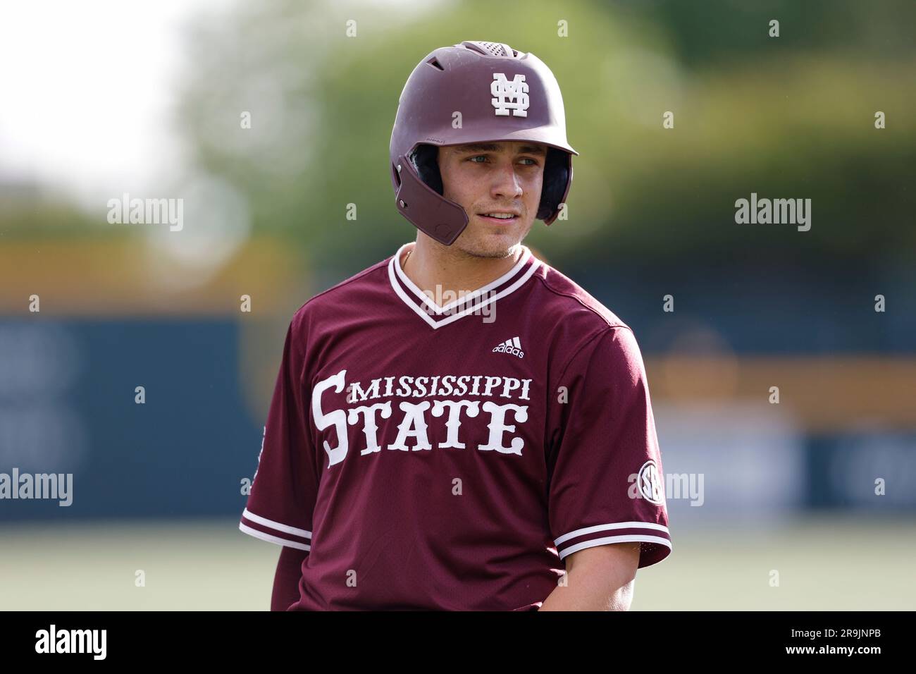 Mississippi State Bulldogs center fielder Colton Ledbetter (10) on base ...