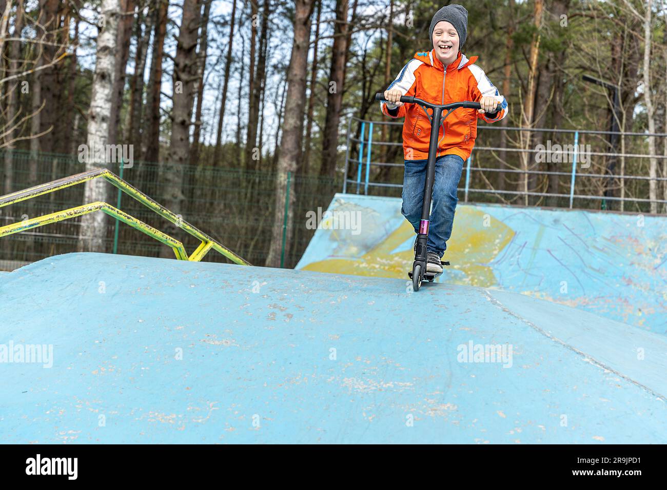 Teen boy speed skating hi-res stock photography and images - Alamy