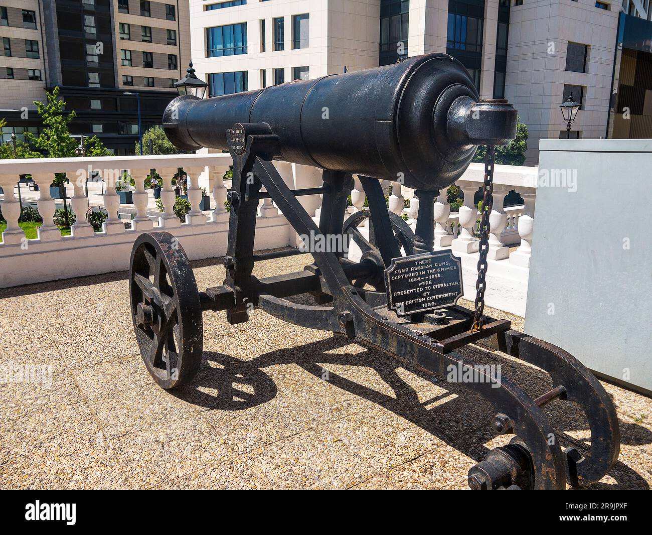 Gibraltar defence guns hi-res stock photography and images - Alamy
