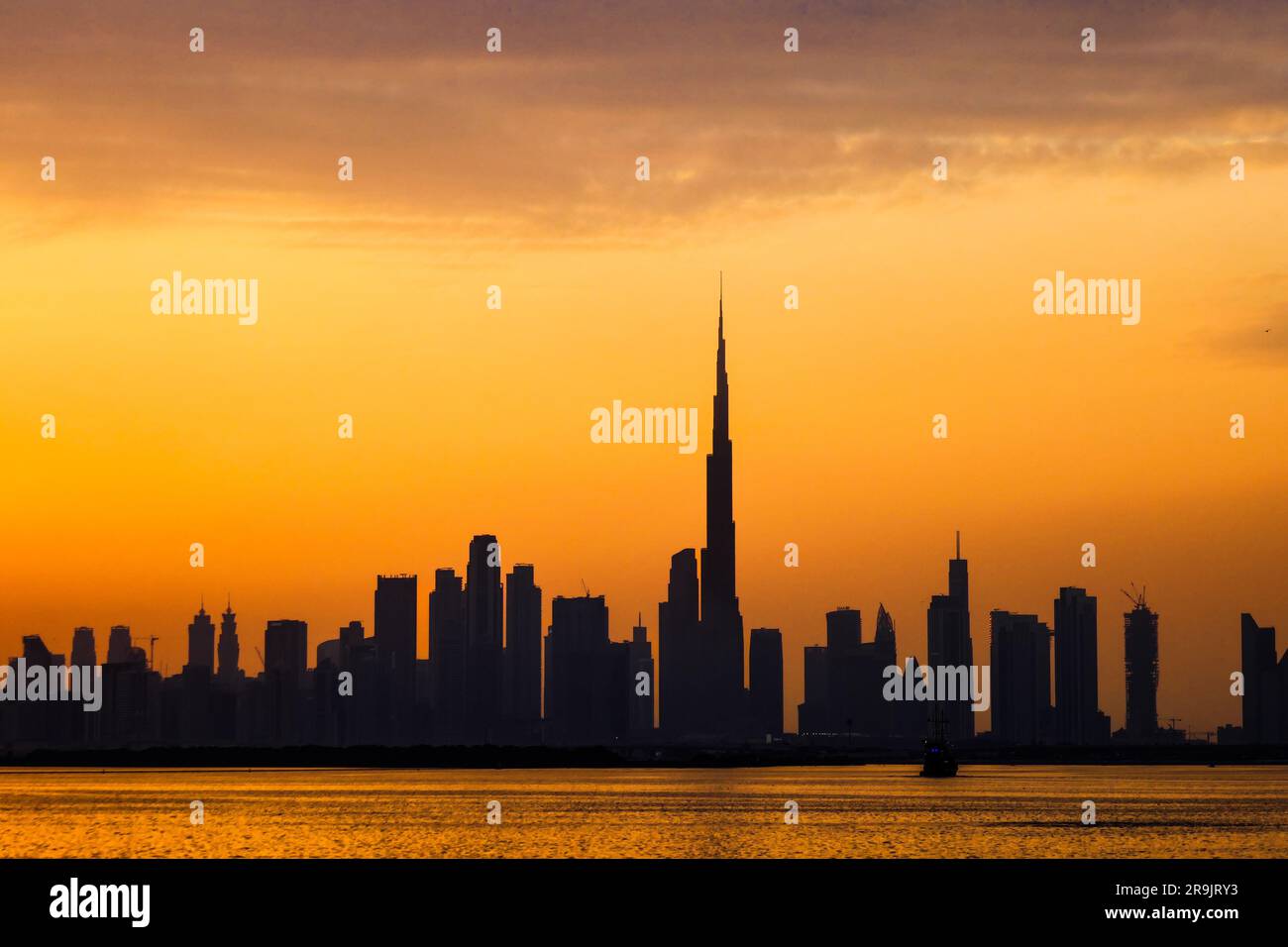 Sunset panorama dubai skyline hi-res stock photography and images - Alamy