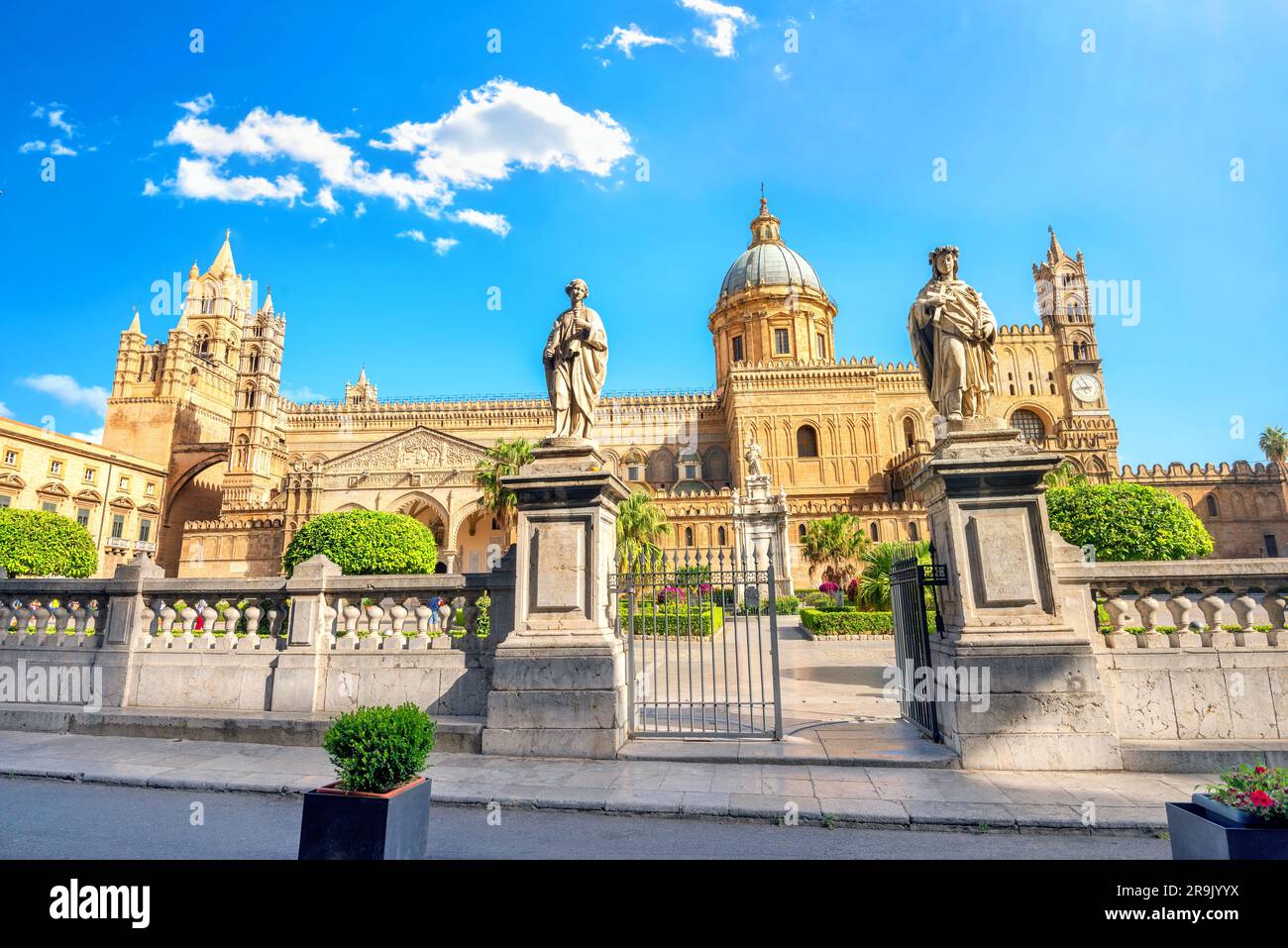 View from street of Palermo Cathedral (Duomo di Palermo). Palermo ...