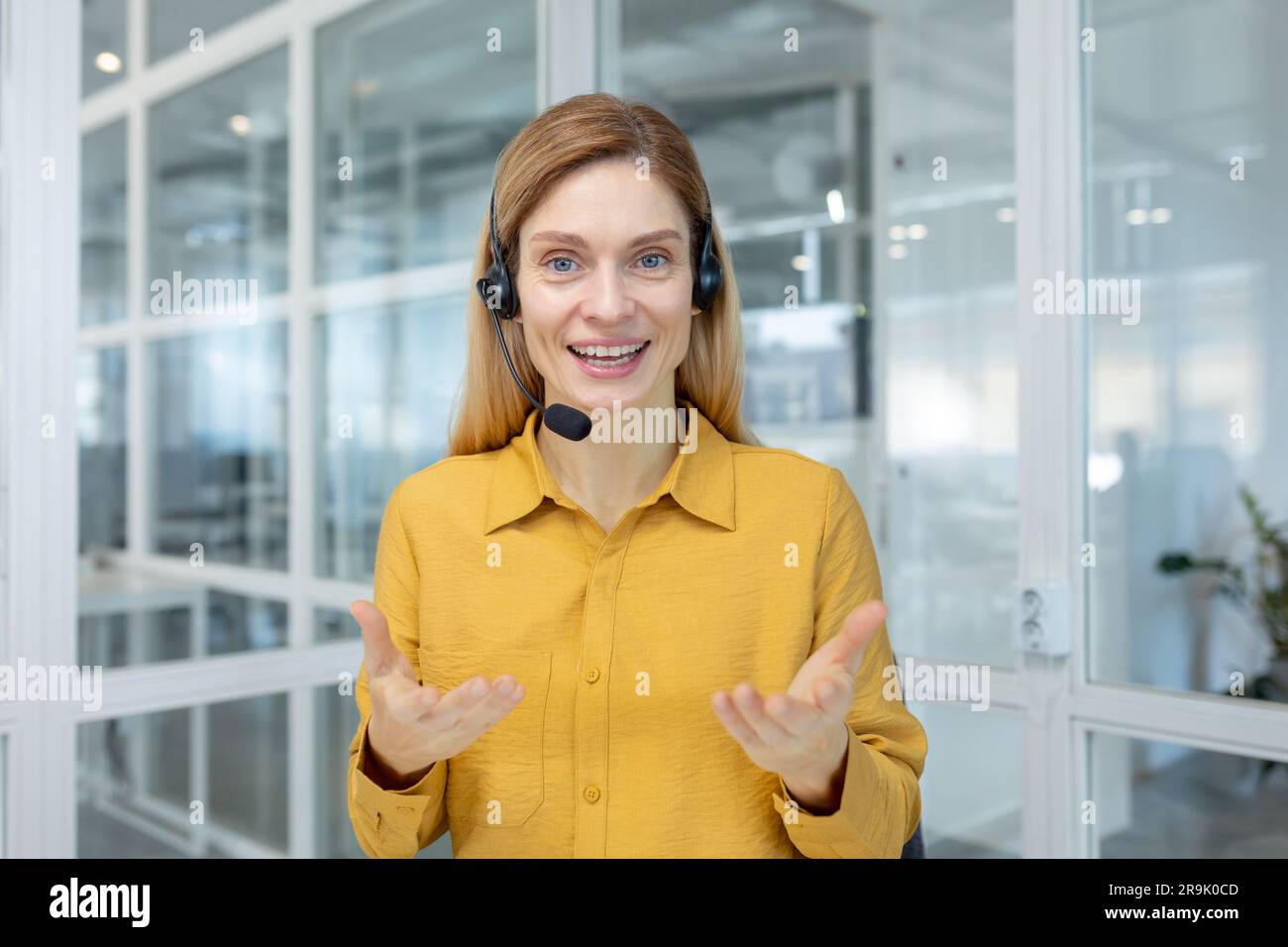 Blond customer service lady hi-res stock photography and images - Alamy
