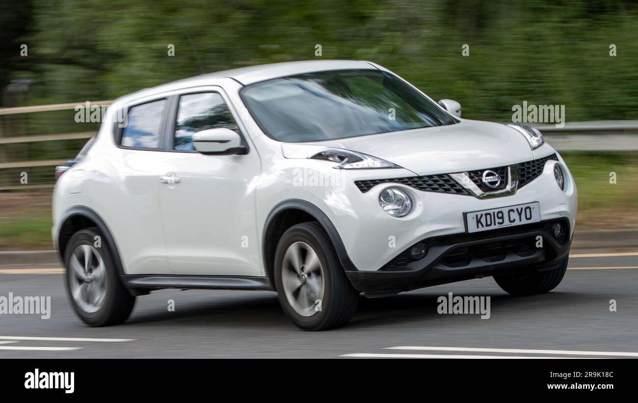 Nissan juke white hi-res stock photography and images - Alamy