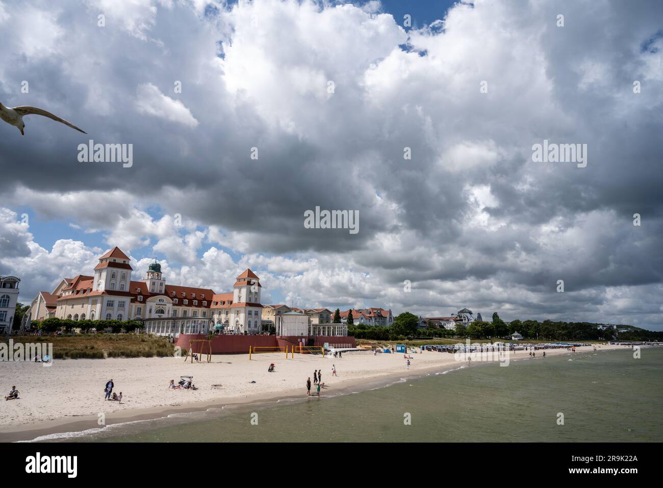Binz, Germany. 27th June, 2023. Clouds drift over the beach and water ...