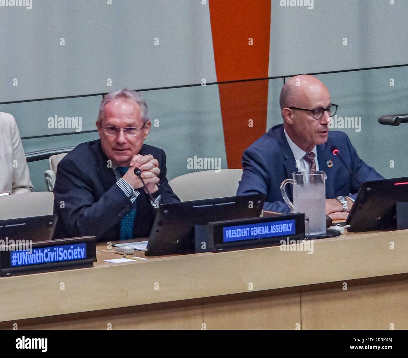 Un department of global communications hi-res stock photography and ...