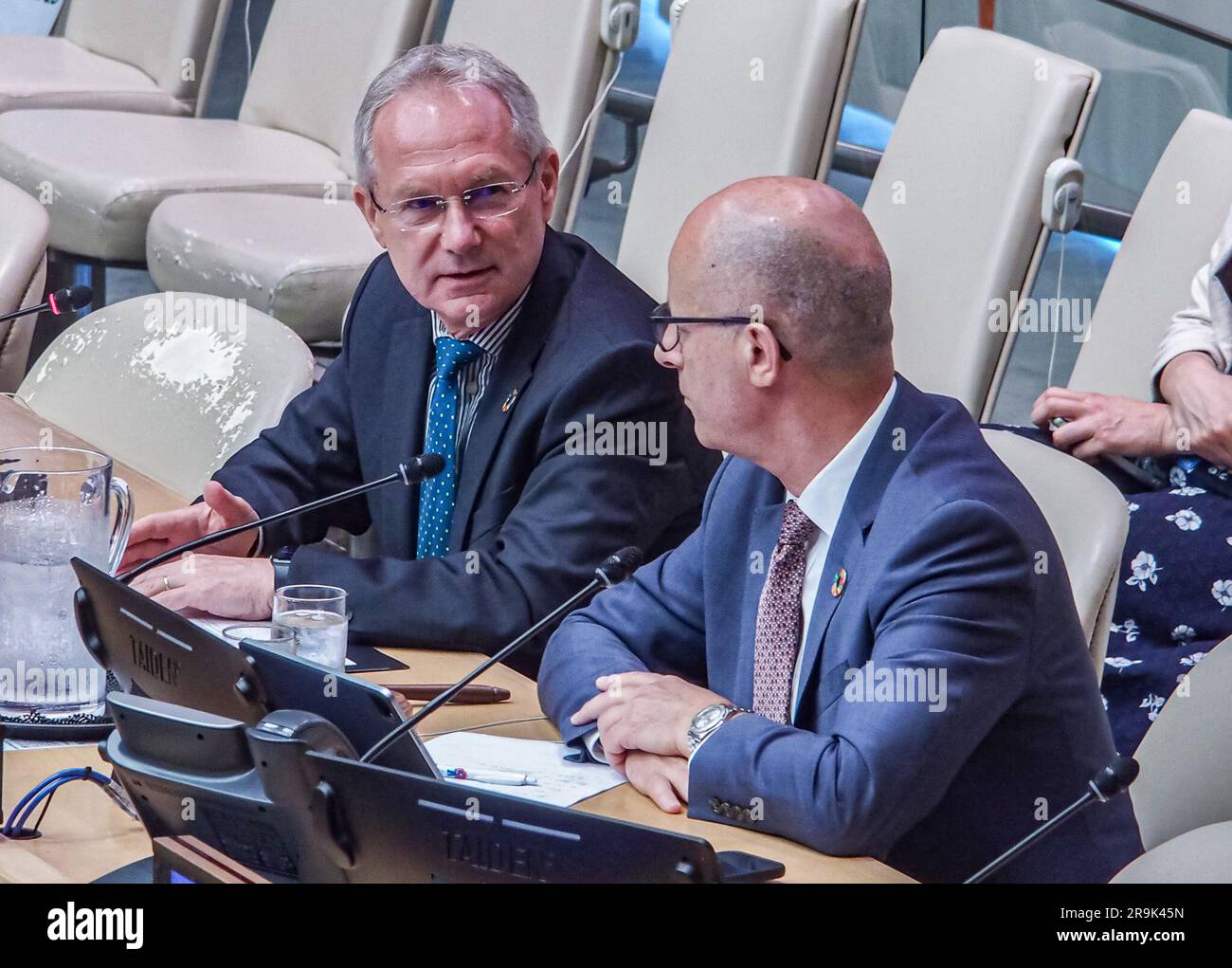 Un department of global communications hi-res stock photography and ...