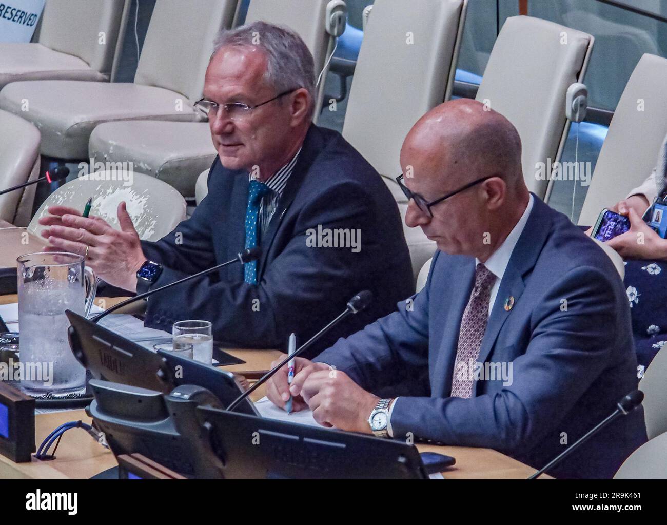 Un department of global communications hi-res stock photography and ...