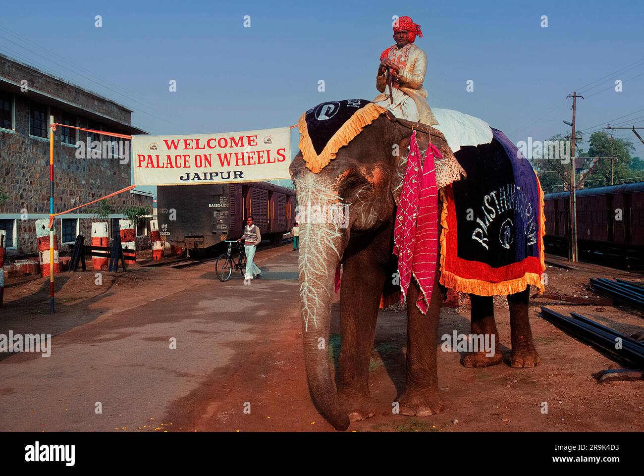 India Rajastan Jaipur Station - the luxury tourist train " Palace on ...
