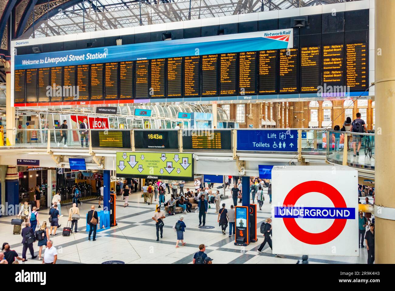 London liverpool street station sign hi-res stock photography and ...