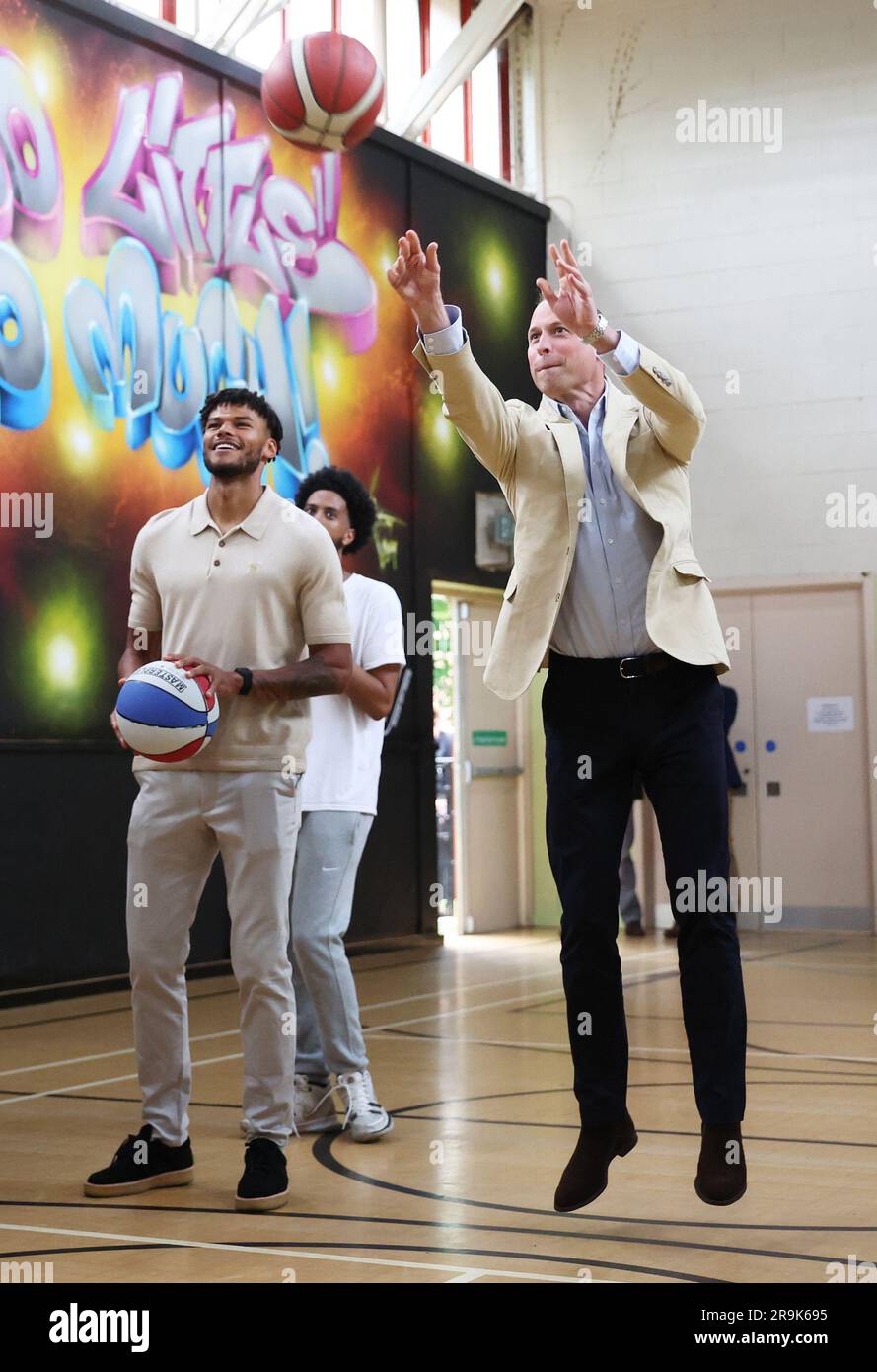 The Prince of Wales plays basketball with footballer Tyrone Mings (left ...