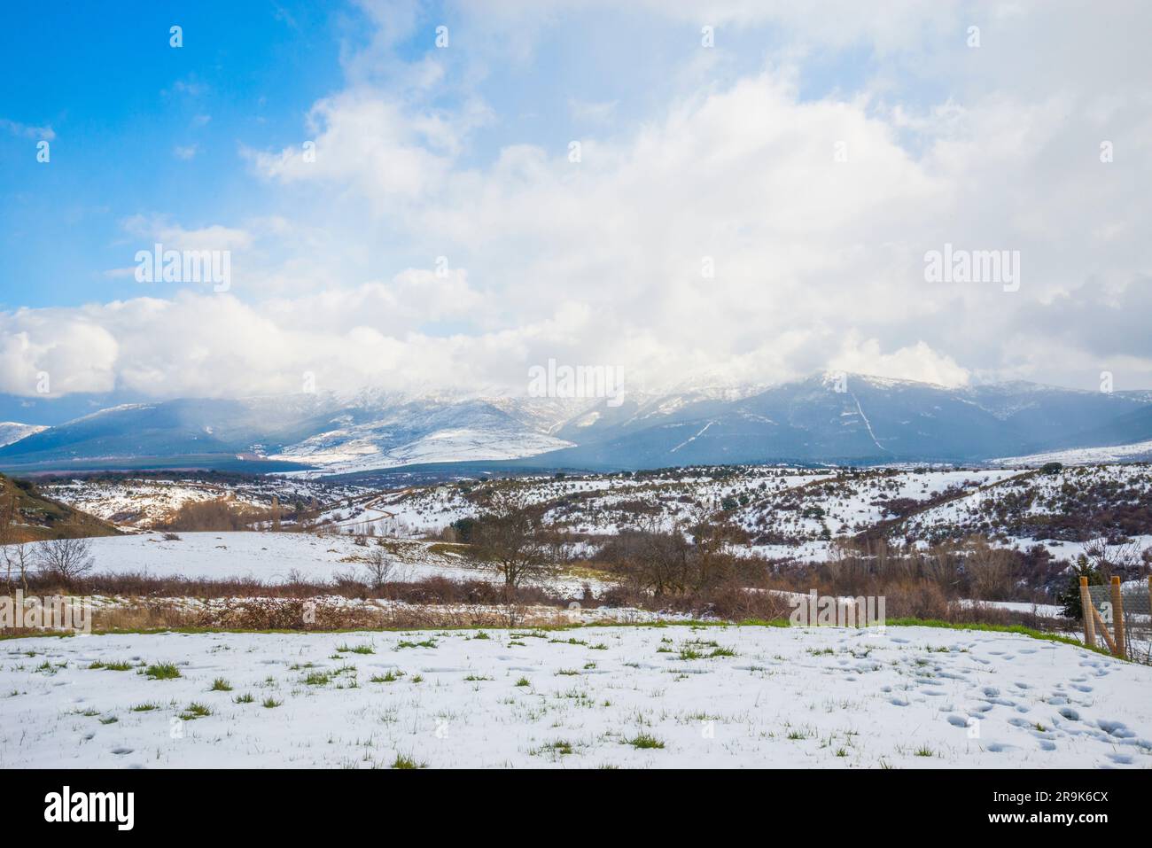 Paisajes de montaña nevados hi-res stock photography and images - Alamy
