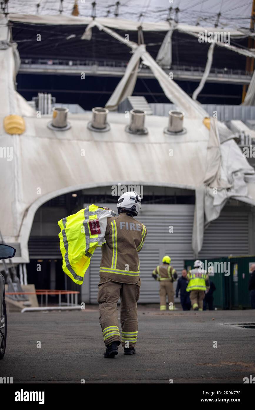 O2 ripped tarpaulin hi-res stock photography and images - Alamy