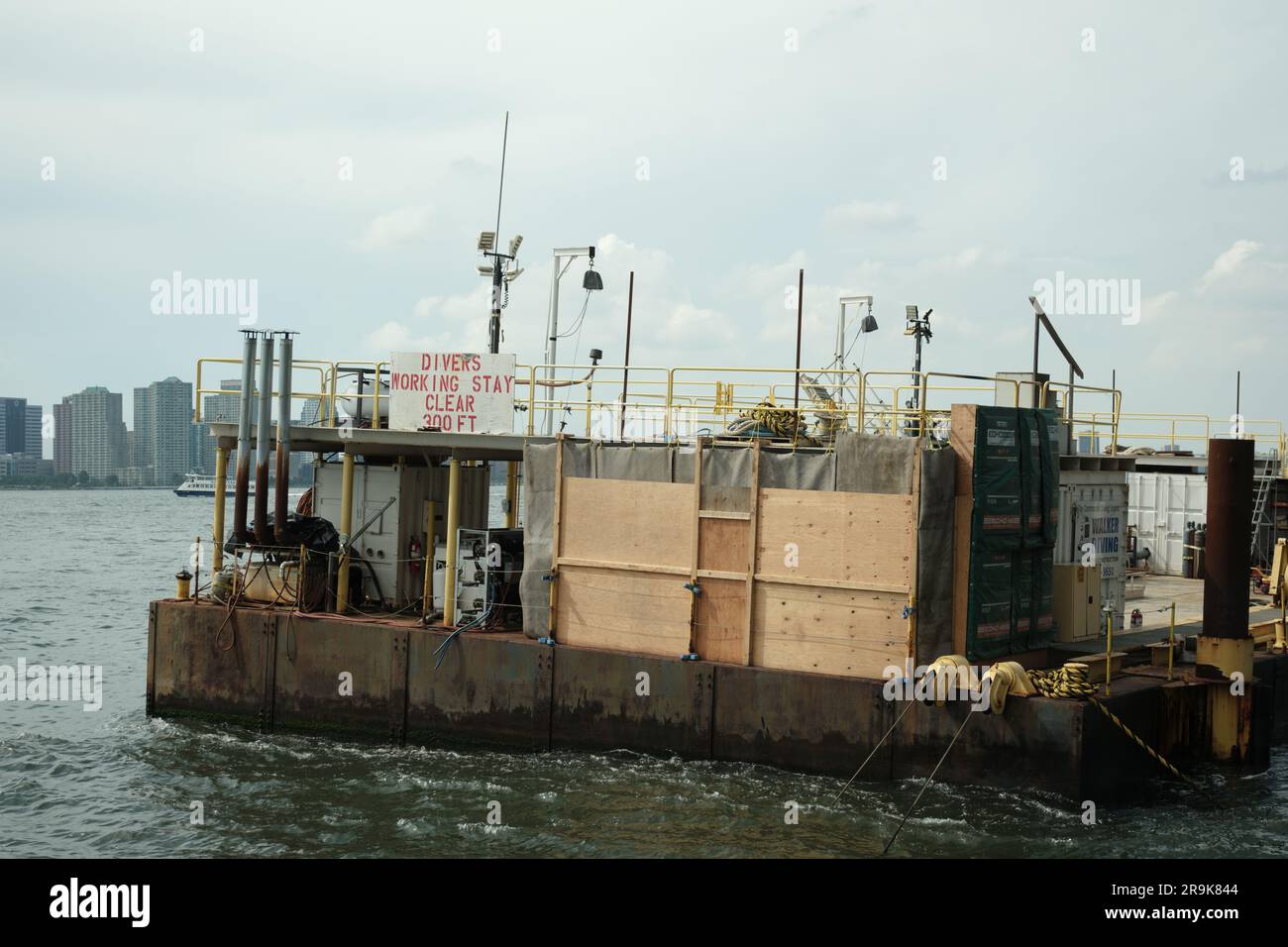 Boat with Divers Working sign in the Hudson River, Battery Park City ...