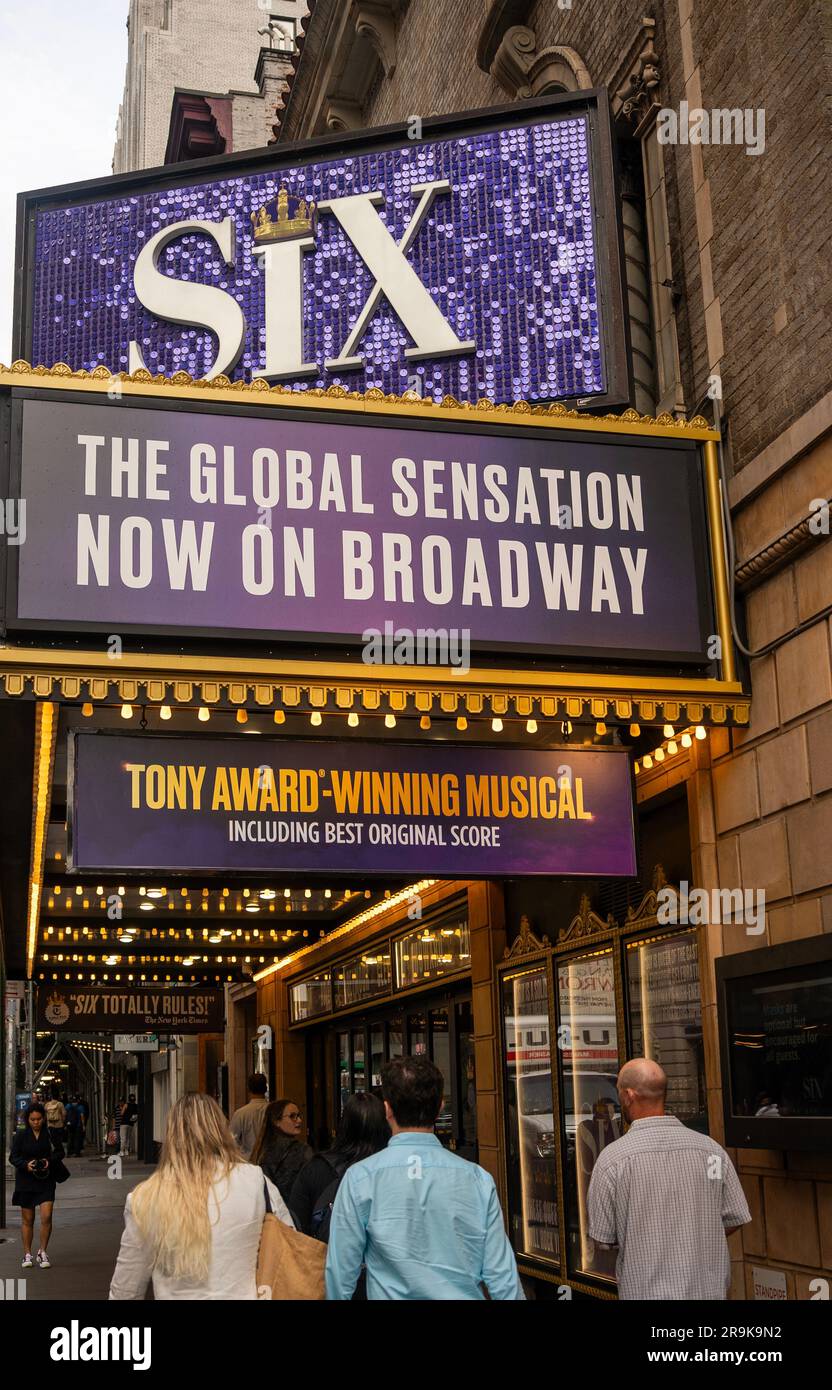 King henry viii eighth ex wives pop concert hi-res stock photography and images - Alamy