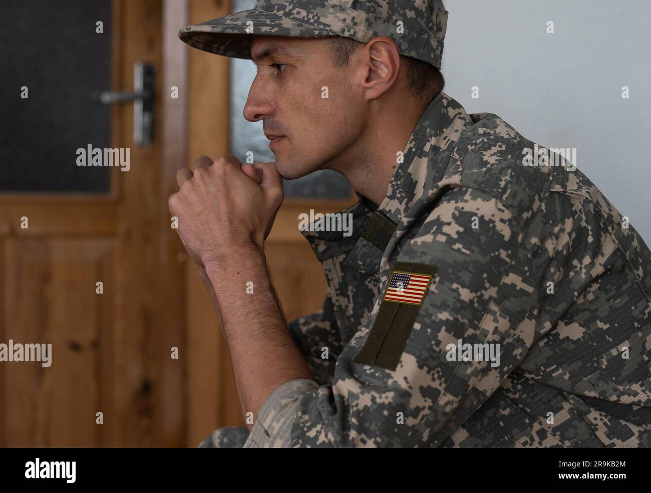 Soldier: Man In Uniform Praying Stock Photo - Alamy