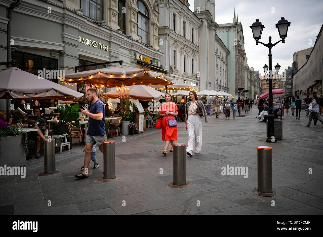 People walk through Nikolskaya street toward Red Square in Moscow ...