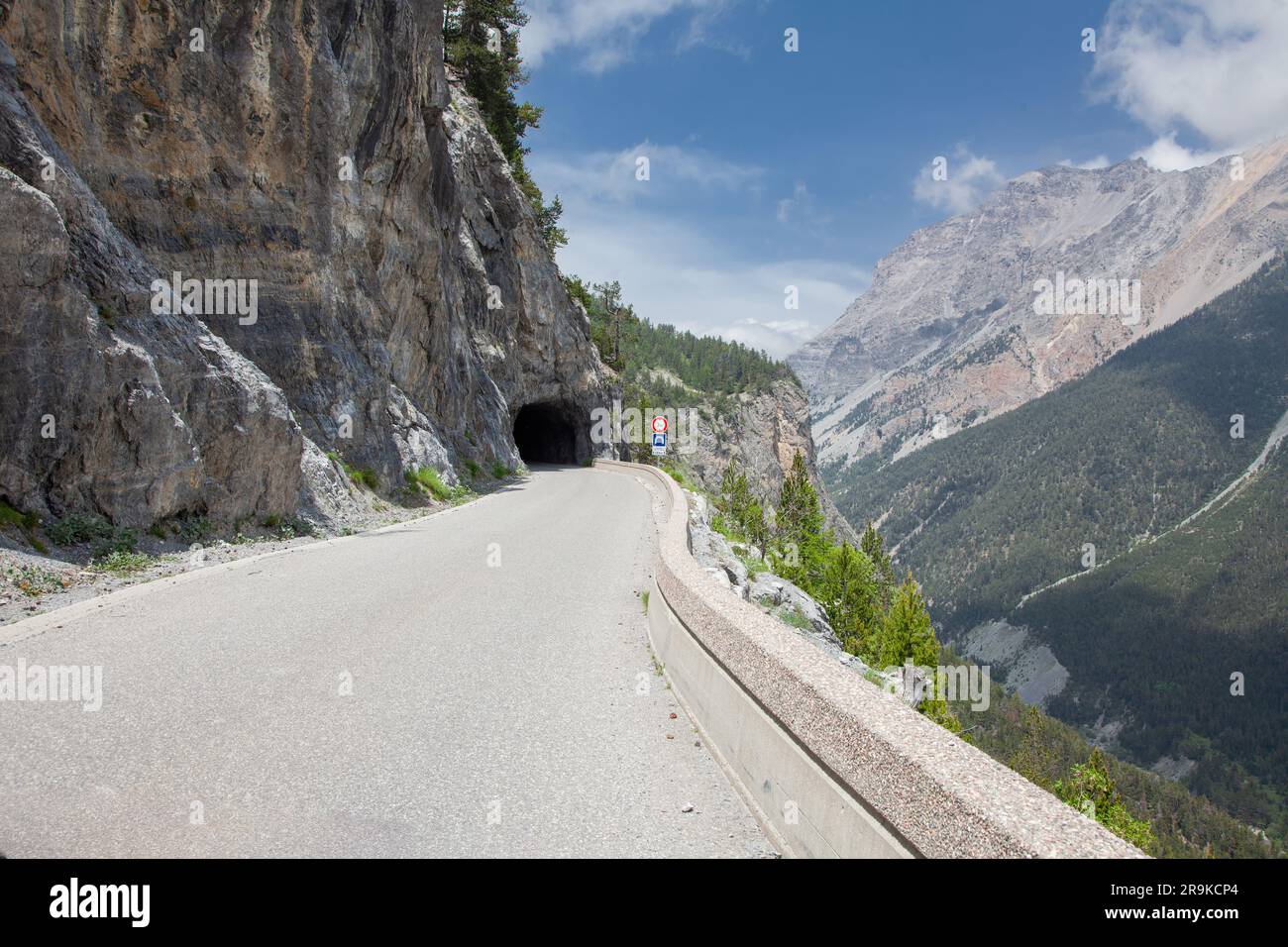 Col de l'Echelle (colle della Scala) road to the top, Hautes-Alpes ...