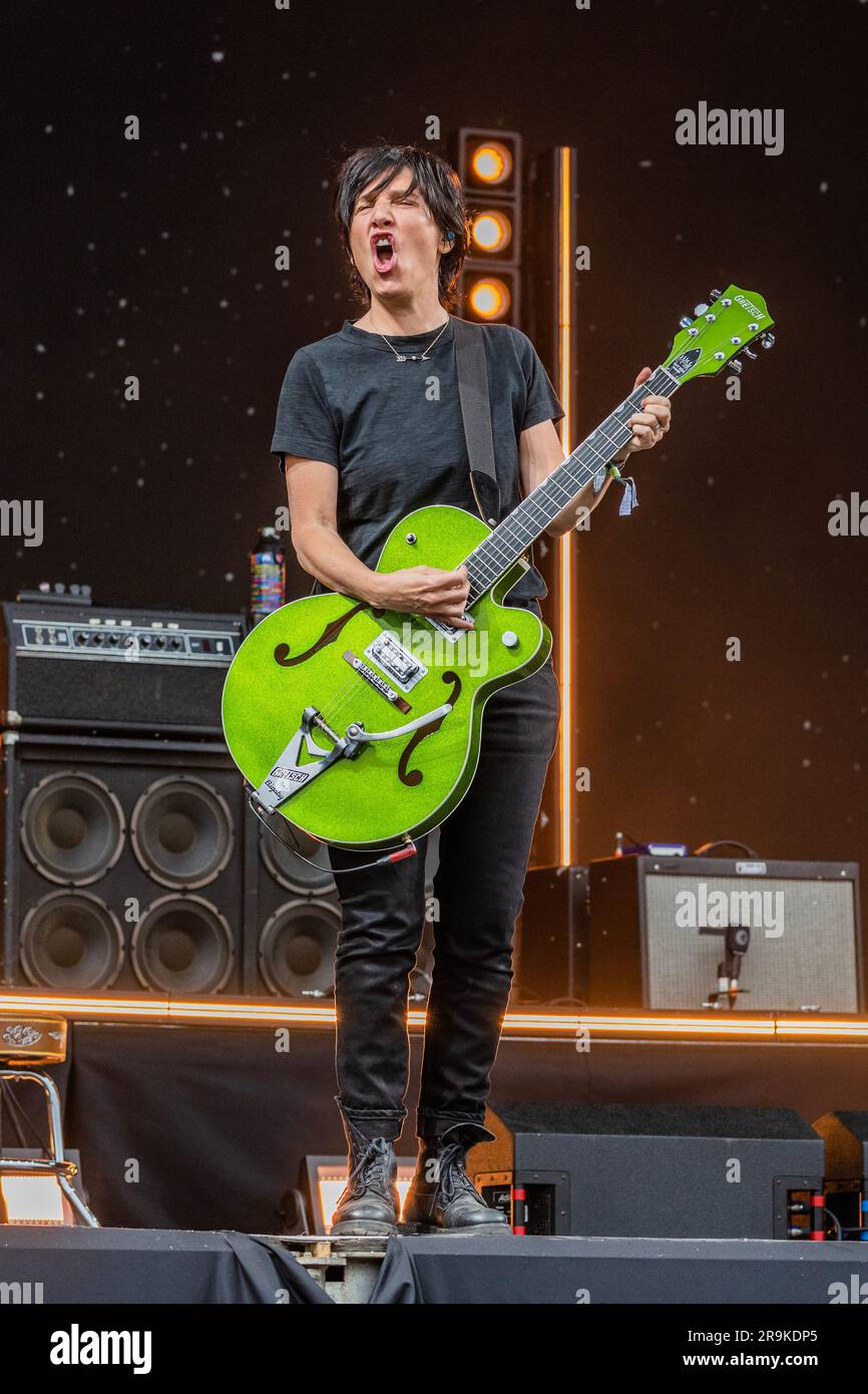 Texas and lead singer Sharleen Spiteri play the Pyramid stage - Friday ...