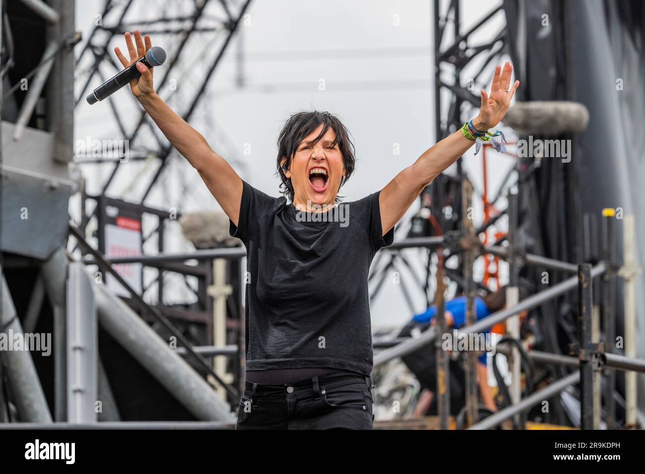 Texas and lead singer Sharleen Spiteri play the Pyramid stage - Friday ...
