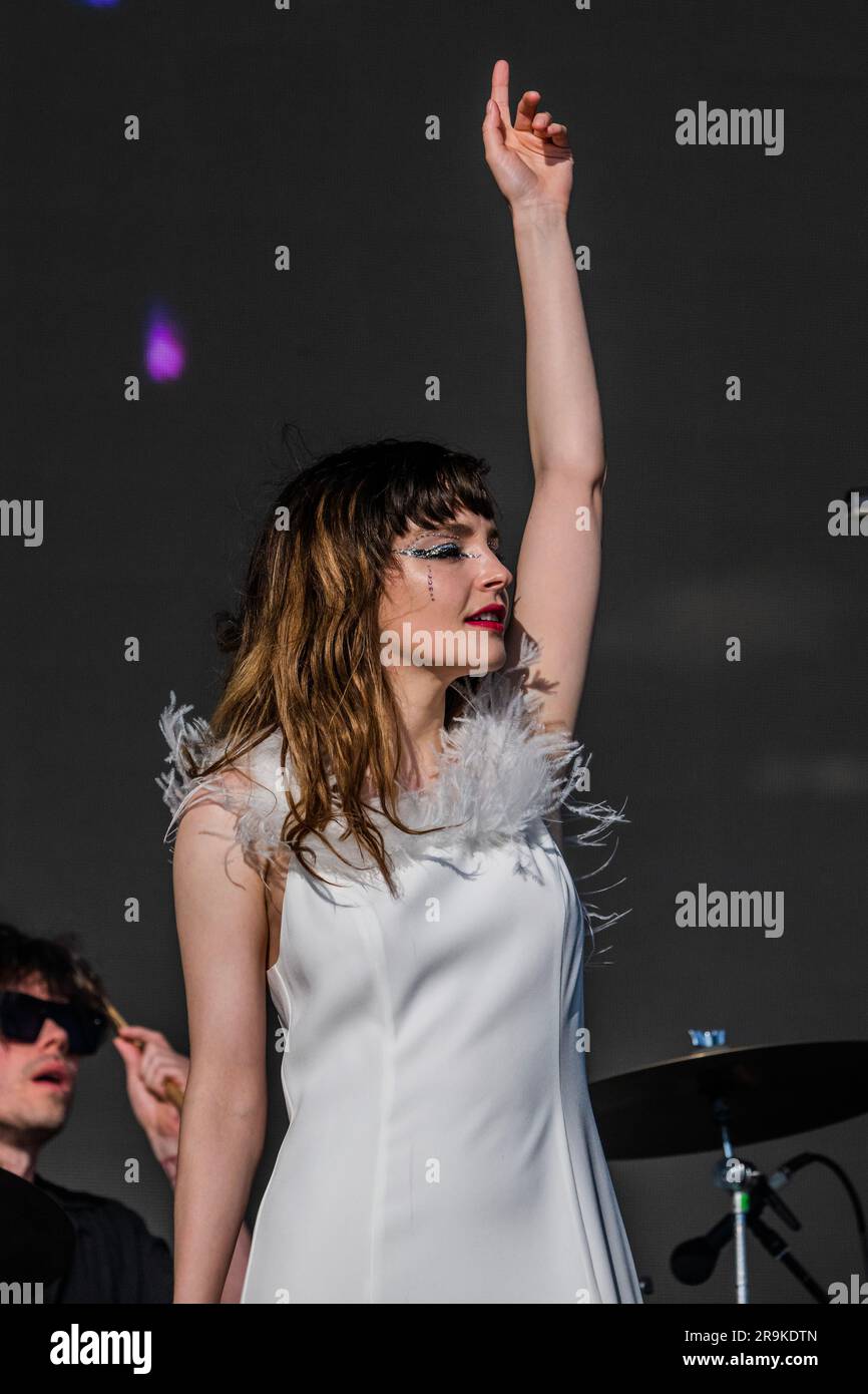 Lauren Mayberry Iphone Wallpaper