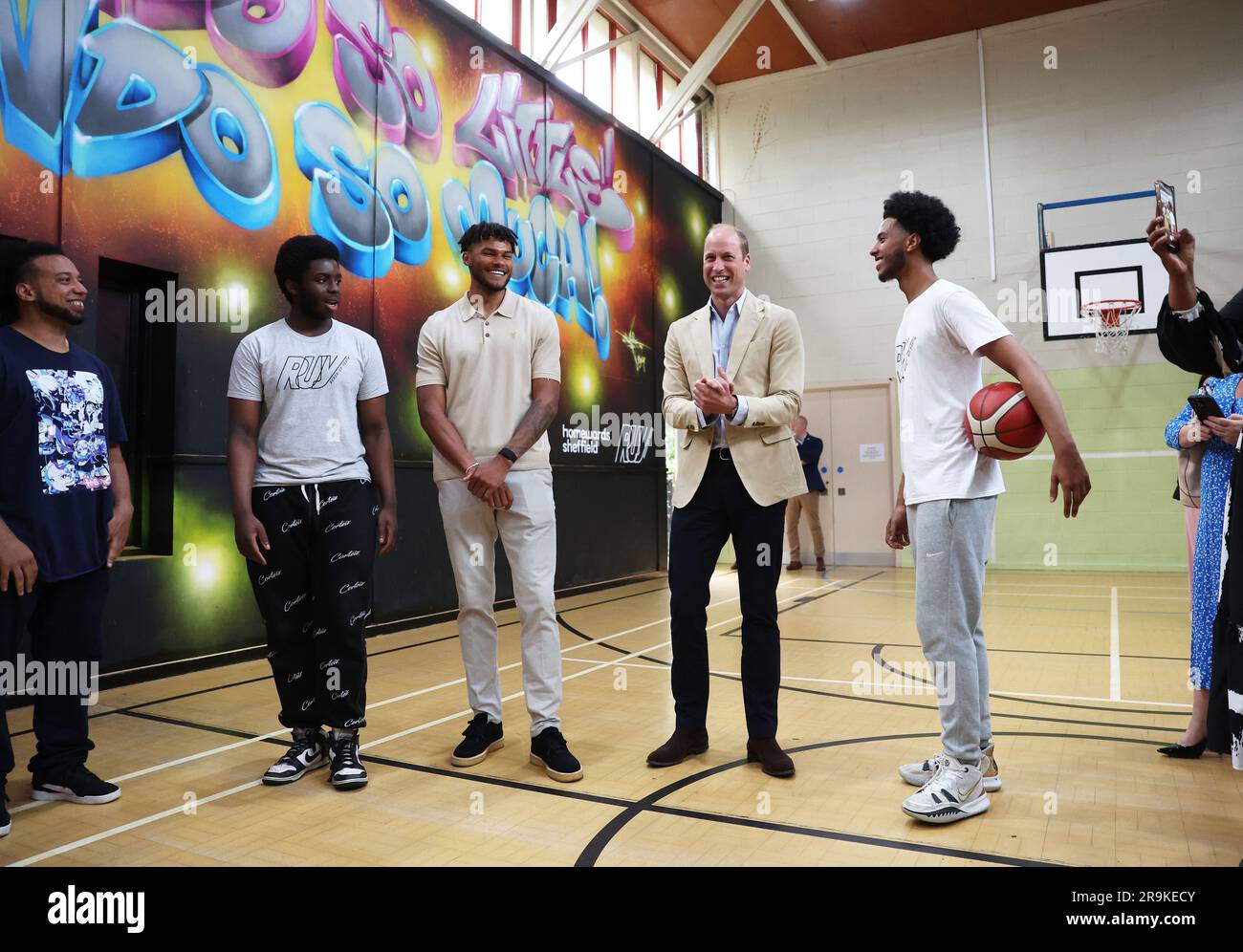 The Prince of Wales plays basketball with footballer Tyrone Mings ...