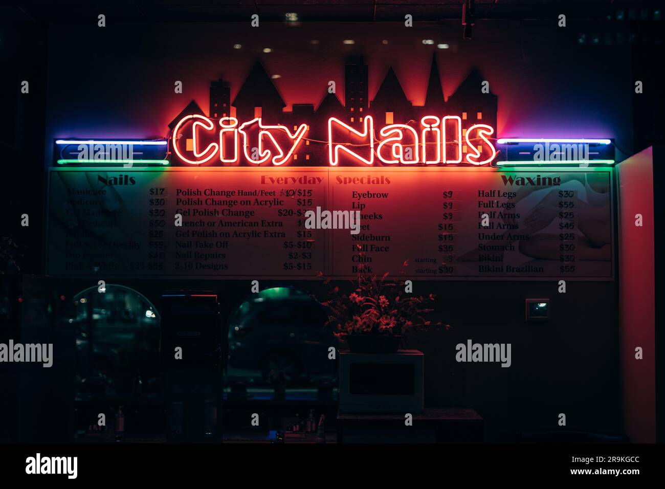 Nails sign hi-res stock photography and images - Alamy