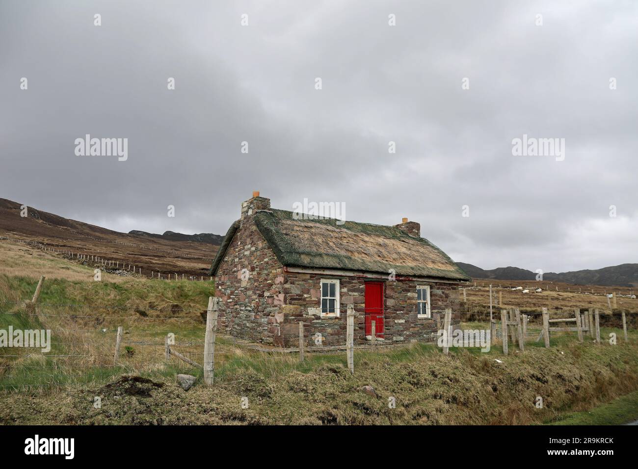Thatched cottage at Achill Island in County Mayo Stock Photo - Alamy