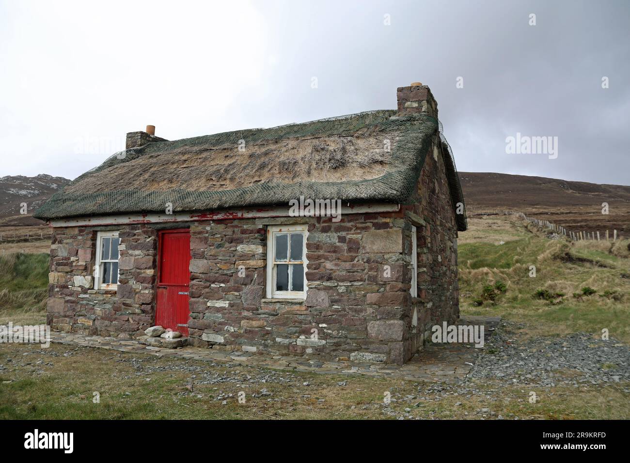 Thatched cottage at Achill Island in County Mayo Stock Photo - Alamy
