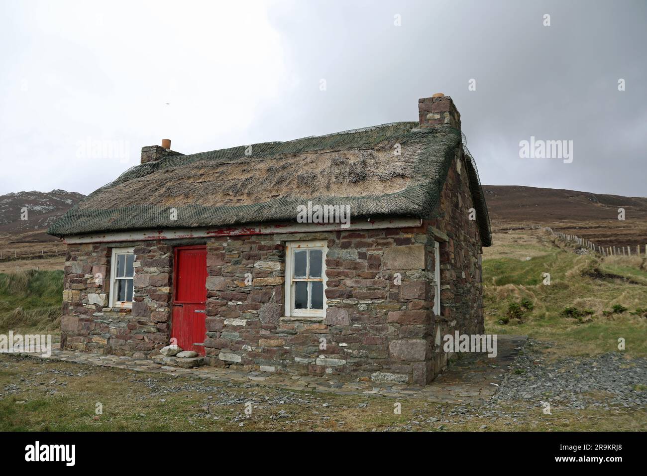 Thatched cottage at Achill Island in County Mayo Stock Photo - Alamy