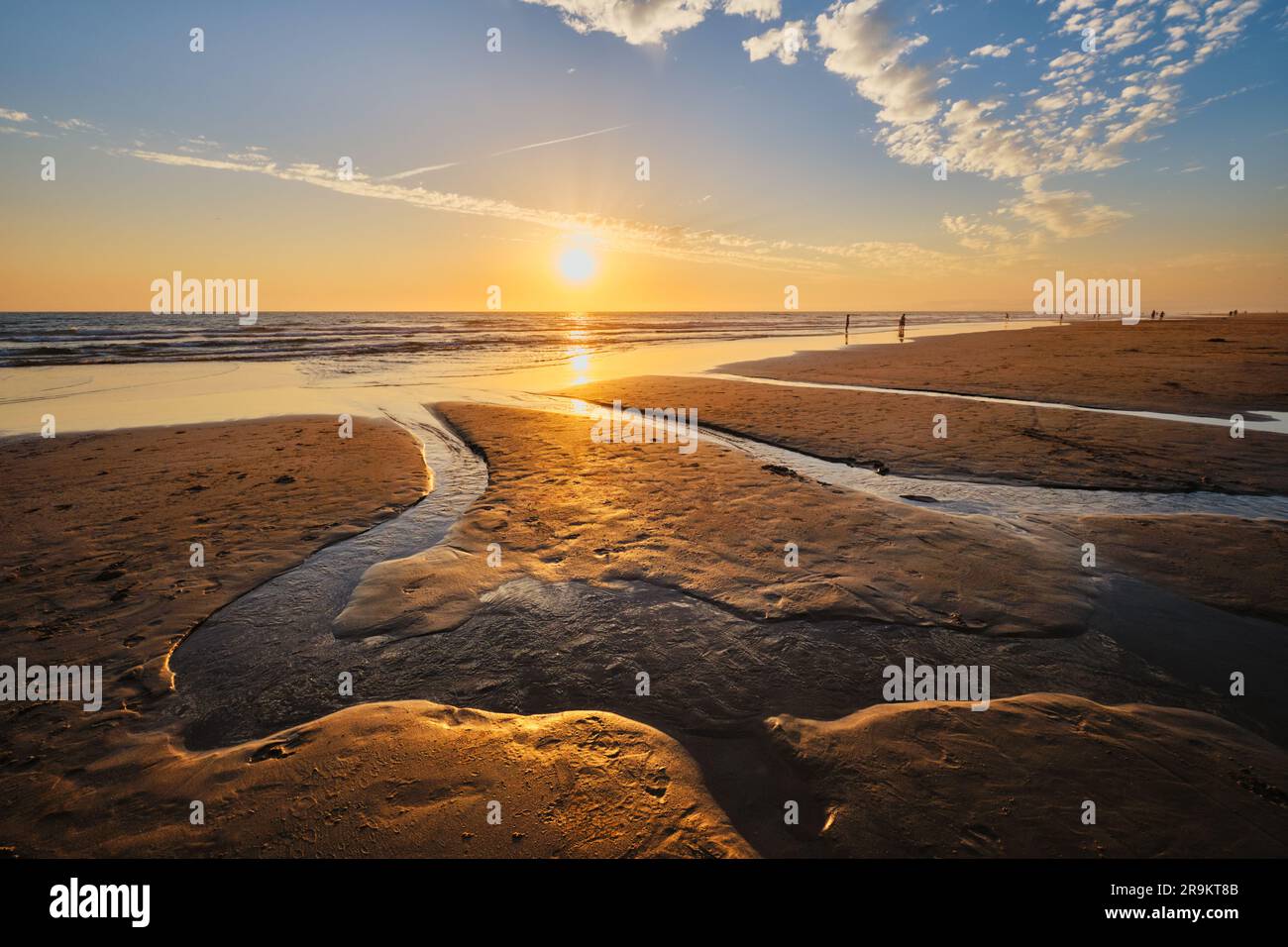 Atlantic ocean sunset surging waves hi-res stock photography and images ...
