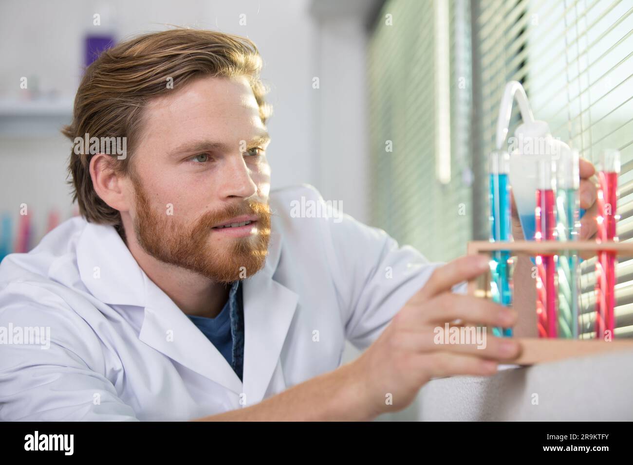 Forensic scientist glass hi-res stock photography and images - Alamy
