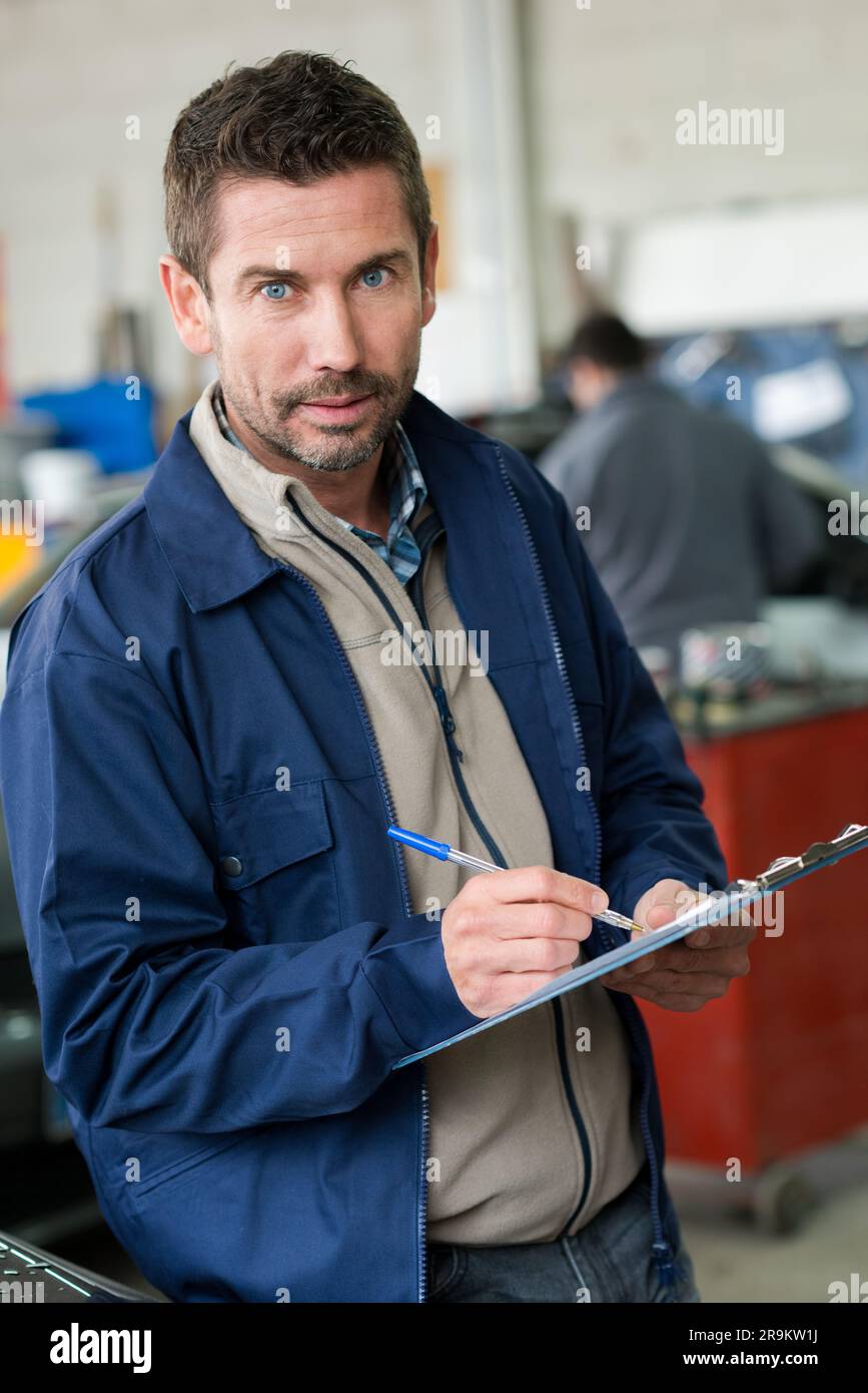 Mechanic clipboard talking man owner hi-res stock photography and ...