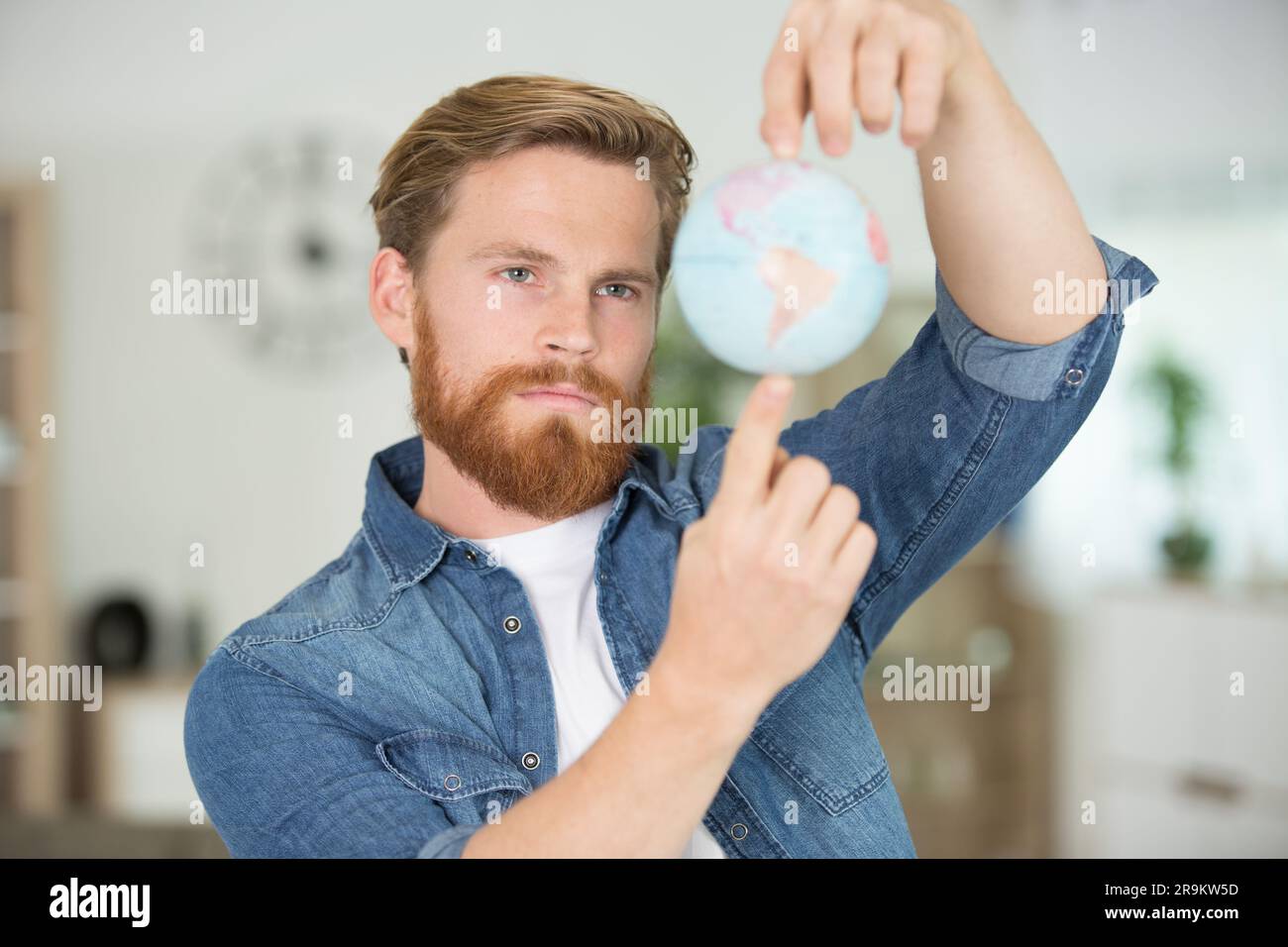 Spinning globe studio hi-res stock photography and images - Alamy