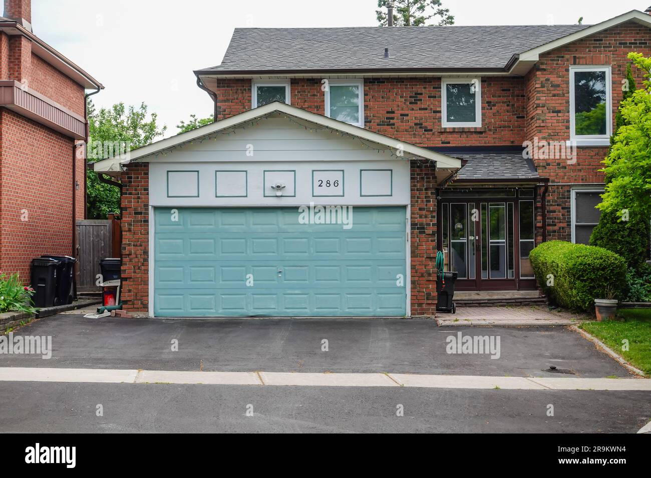 House two car garage hi-res stock photography and images - Alamy