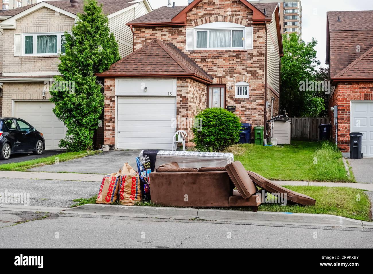 garbage in front of a house usa Stock Photo - Alamy