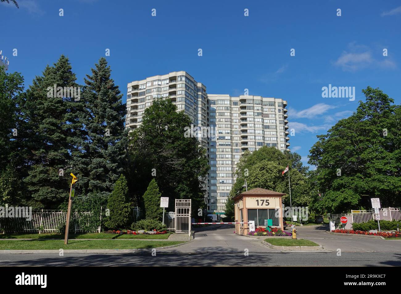 Toronto gated residential building hi-res stock photography and images ...