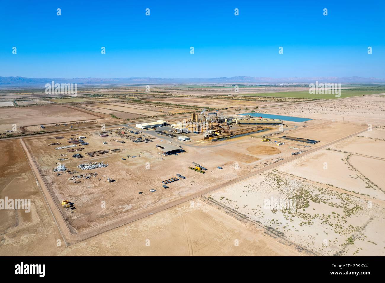 Pumping plant desert california hi-res stock photography and images - Alamy